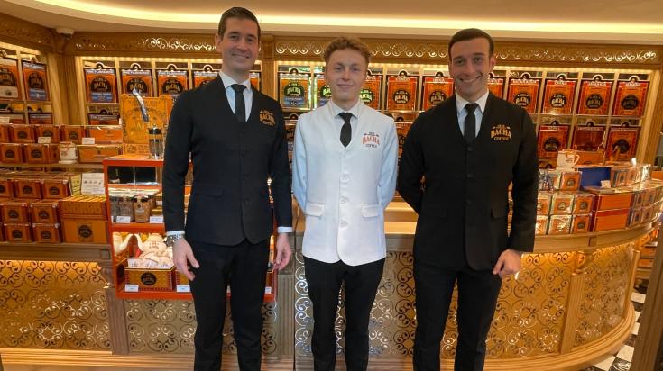 Bacha Coffee pose ses valises à l'hôtel Ritz Paris | Magazine Belles ...