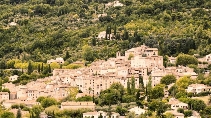 Seillans, le village qui surplombe les Alpes du sud et l’Estérel ...